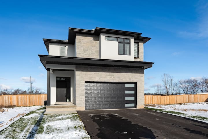 Luxury 4br Retreat Minutes From Niagara Falls - Niagara Falls