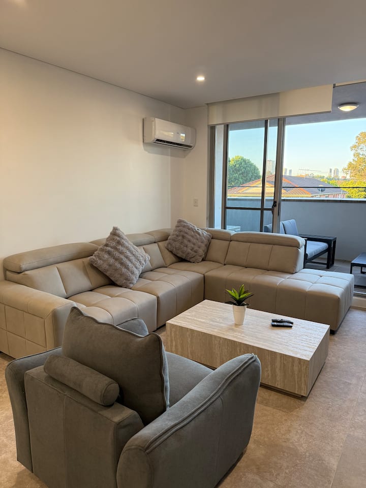 Modern & Clean
Bright & Modern Apartment - Parramatta