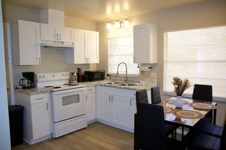 Bright 2br Near Beaches | Sleeps 6 - Largo, FL