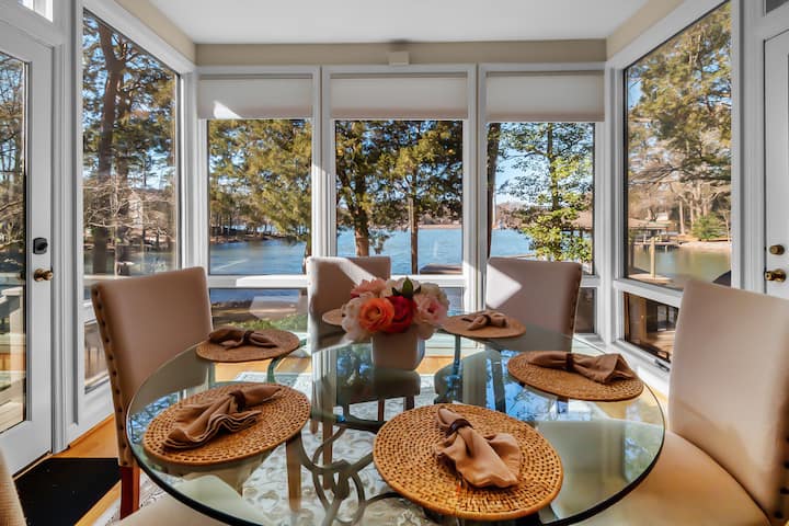 Sprawling Waterfront, 180° Lakeviews, Dock, Kayaks - Lake Wylie, SC