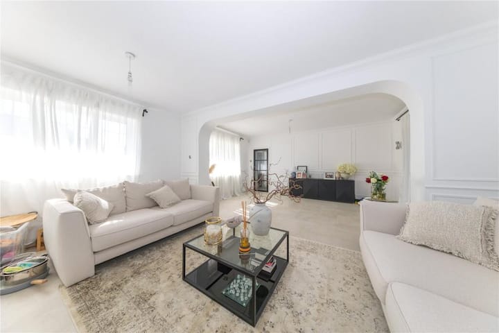 Large 4-bed House • Close 2 Luton Airport - Luton