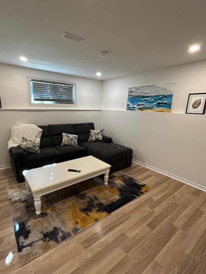 All New Cozy Apartment - Kingston, Canada