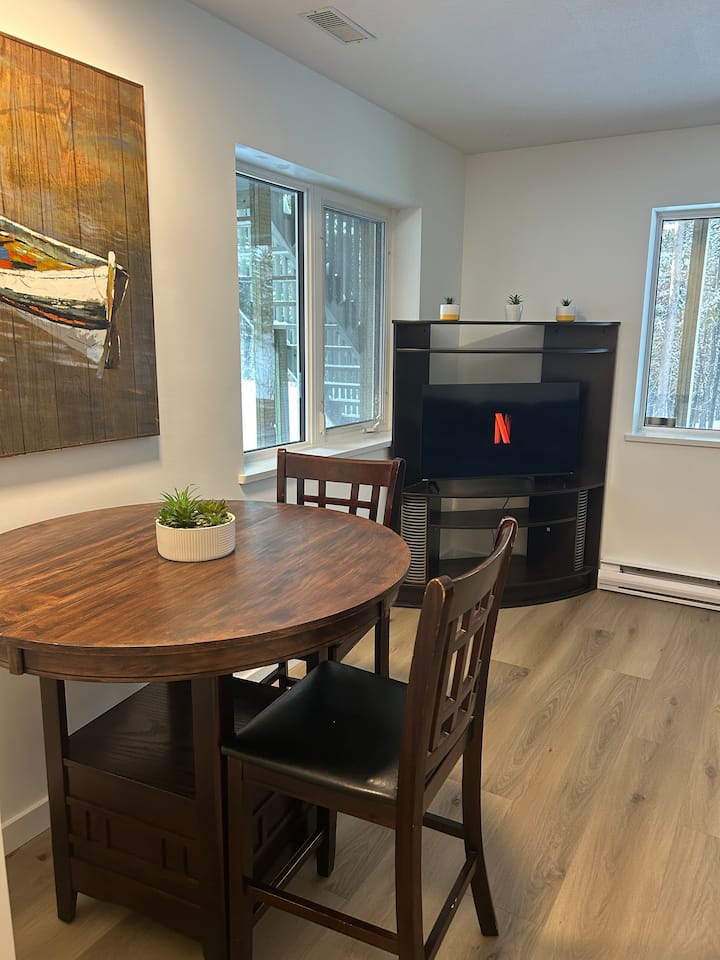 Boreal Escape: 1 Br Suite W/ Kitchen & Laundry - 유콘 테리토리