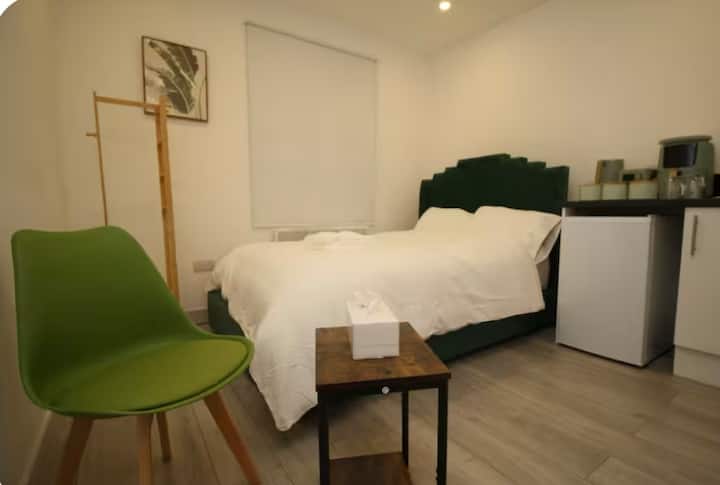 Ensuite Studio In Heart Of Sutton 2 Mint To Train - Sutton - London
