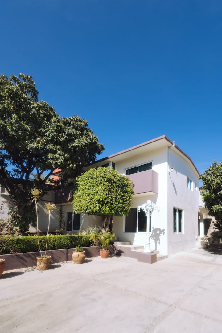 Casa Familiar Amplia Con Jardín Y Estacionamiento - Oaxaca