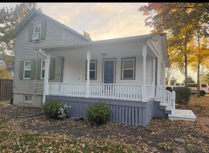 Bulnes Casa
Cozy Farm House With Spacious Yard - Barrington, IL