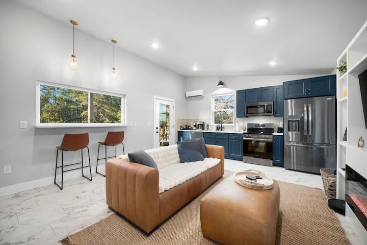 Luxury Escape: Hot Tub, King Bed, Ranch View - Rugby, TN