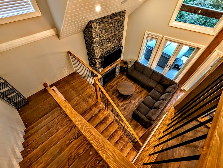 Hot Tub | Big Kitchen | Big Deck With Views - Harrison Hot Springs