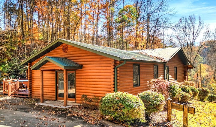 Sleeps 16 * Hot Tub * Game Room * Near Gatlinburg - Gatlinburg, TN