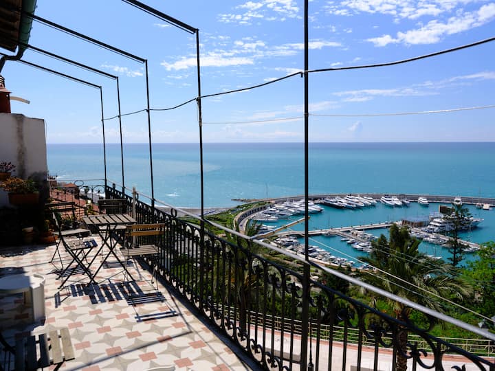Old Town Apartment With Panoramic Sea Views - Ventimiglia