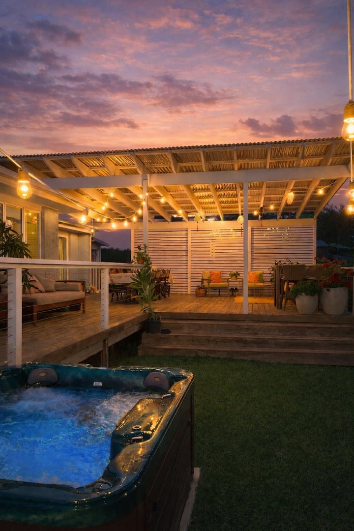Family Beach Stay | Spa, Deck & Walk Everywhere - Central Coast