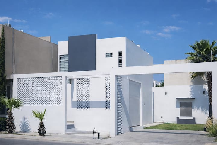Casa Amplia Cerca Del Aeropuerto | Ideal Grupos - Guadalupe