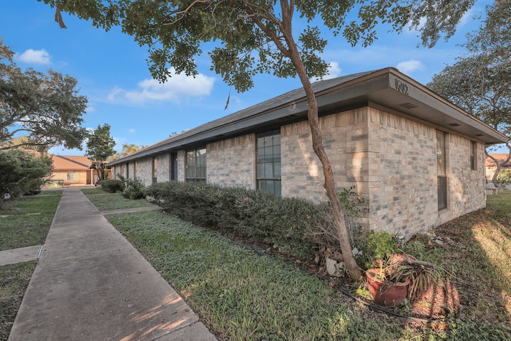 Cozy & Walkable Avocet Ave Condo - Prime Location - McAllen