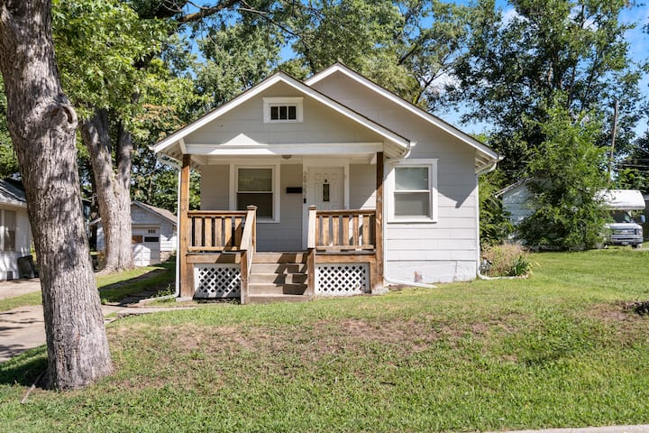Charming Bungalow| Close To Kc's Best Attractions! - Kansas City, KS