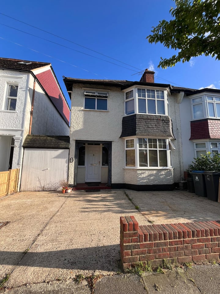 Charming And Well-presented 3 Bed Home - Epsom