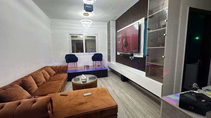 Couple And Family Welcome Always. - Sharjah