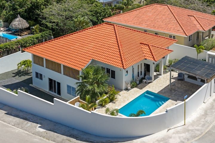 Villa Curaçao + Appartement Voor Max. 12 Personen - Curaçao