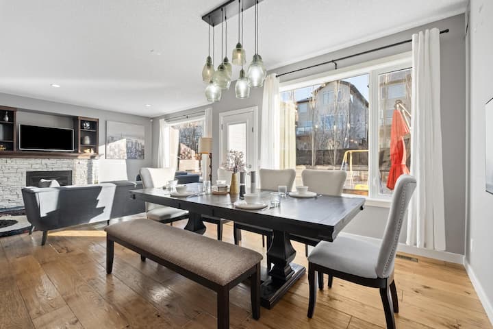 Spacious Home Near Banff • 6 Beds | Group Friendly - Cochrane