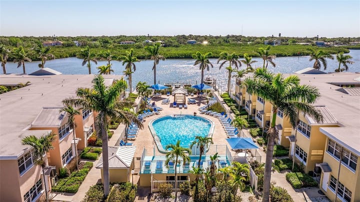 Cozy Barefoot Condo E-217 – 100 Steps From Beach. - Indian Shores, FL