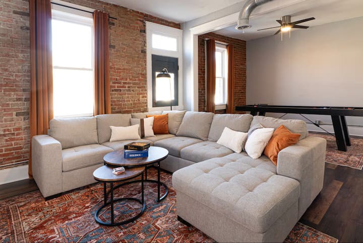 Warbird Suite W/ Luxury Amenities - Kearney, MO