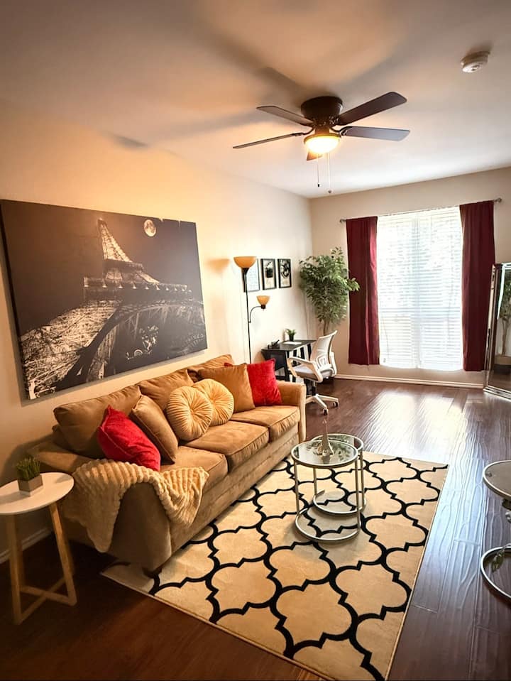 Movie Night In "Paris" 2 Bed/2 Bath Townhome - 阿靈頓