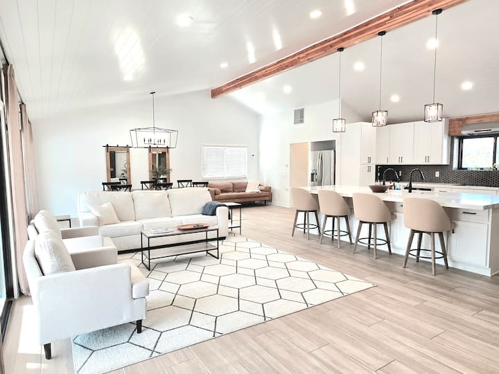 Palm Desert Oasis By El Paseo & Living Desert Zoo - Palm Desert, CA