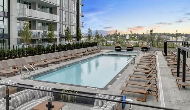 Lux 2 Bed/2 Bath Highrise W/ 2 Pools, Gym, Bowling - Burnaby