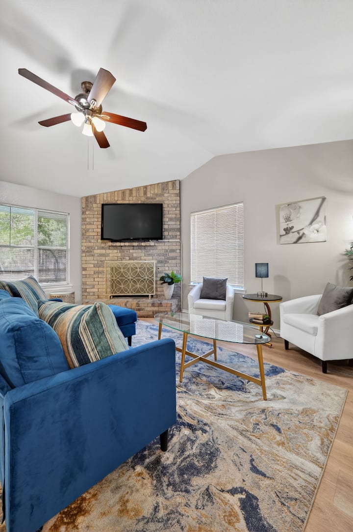 Spacious 4br Home W/ Backyard & Fast Wi-fi - Pflugerville, TX