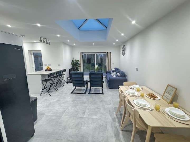 5br House Large Groups| Driveway |Wifi |Smart Tv| - Bedford