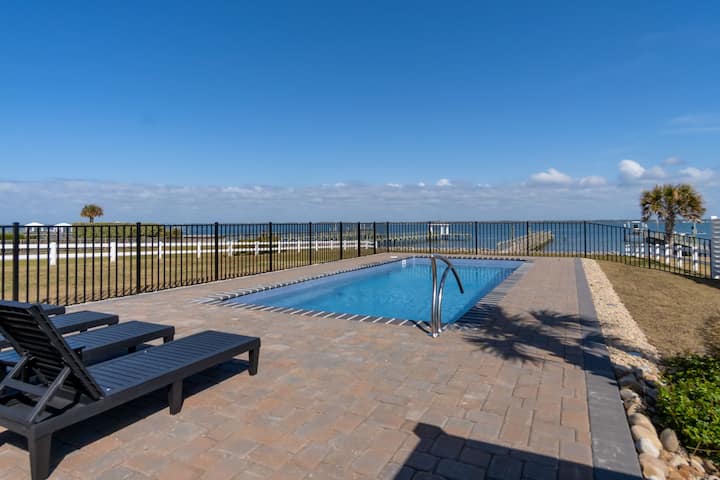 Soundfront Escape • Heated Pool • Pet Friendly - Emerald Isle, NC