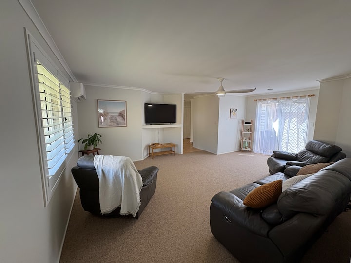 Redbud Sands – A Coastal Stay On Redbud Court - Mooloolaba
