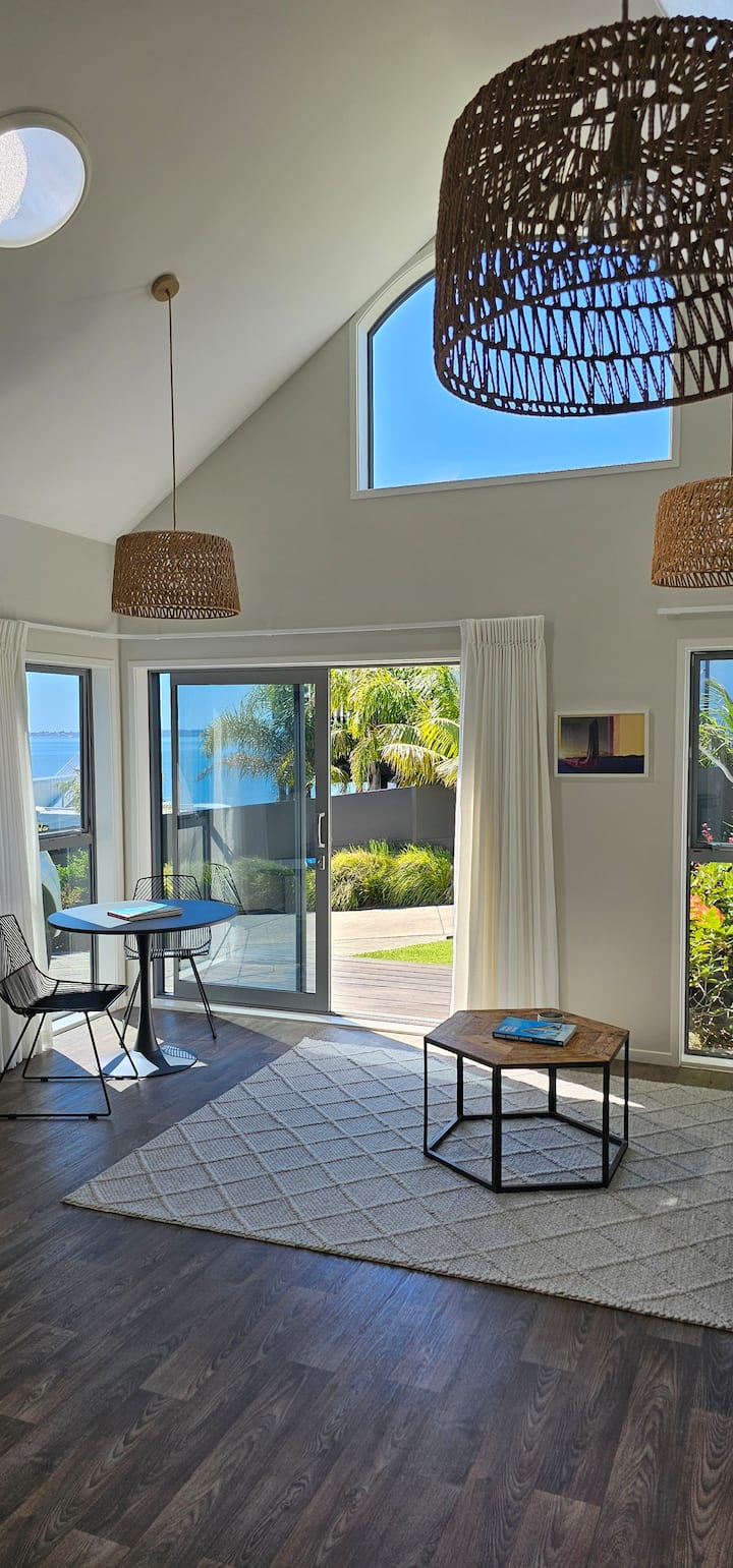 Modern Coastal Retreat - Stunning Omokoroa Views - Ōmokoroa