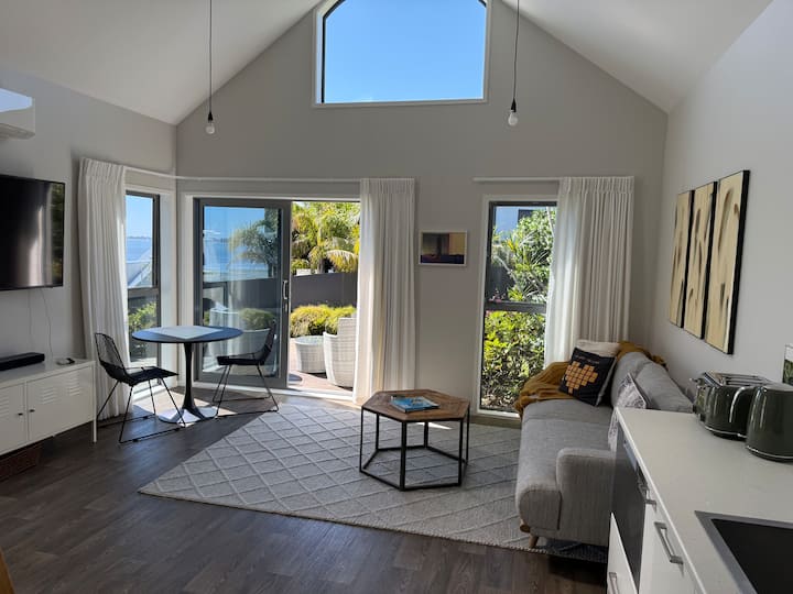 Modern Coastal Retreat - Stunning Omokoroa Views - Ōmokoroa