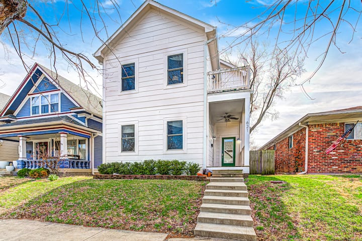 Cozy Retreat W/ Hot Tub+fire Table Near Downtown - Indianapolis, IN