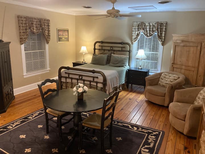 Manor House Efficiency Suite - Keswick Vineyards, Keswick