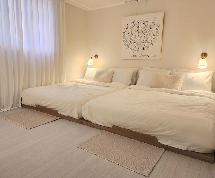 서울/퀸침대4개/넓은방2+영화방/워시룸2개/지하철2호선/신림역/무료주차/편의점1분 - Seoul