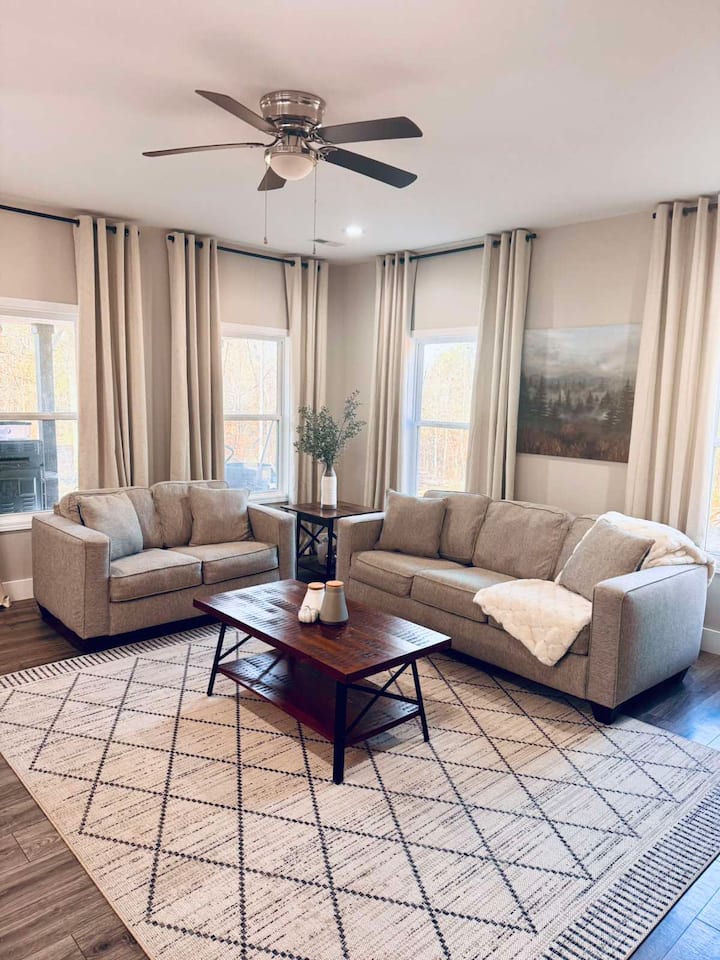 The Landrum Nook ~ Downtown Landrum~ Tiec ~ Fence~ - Tryon, NC