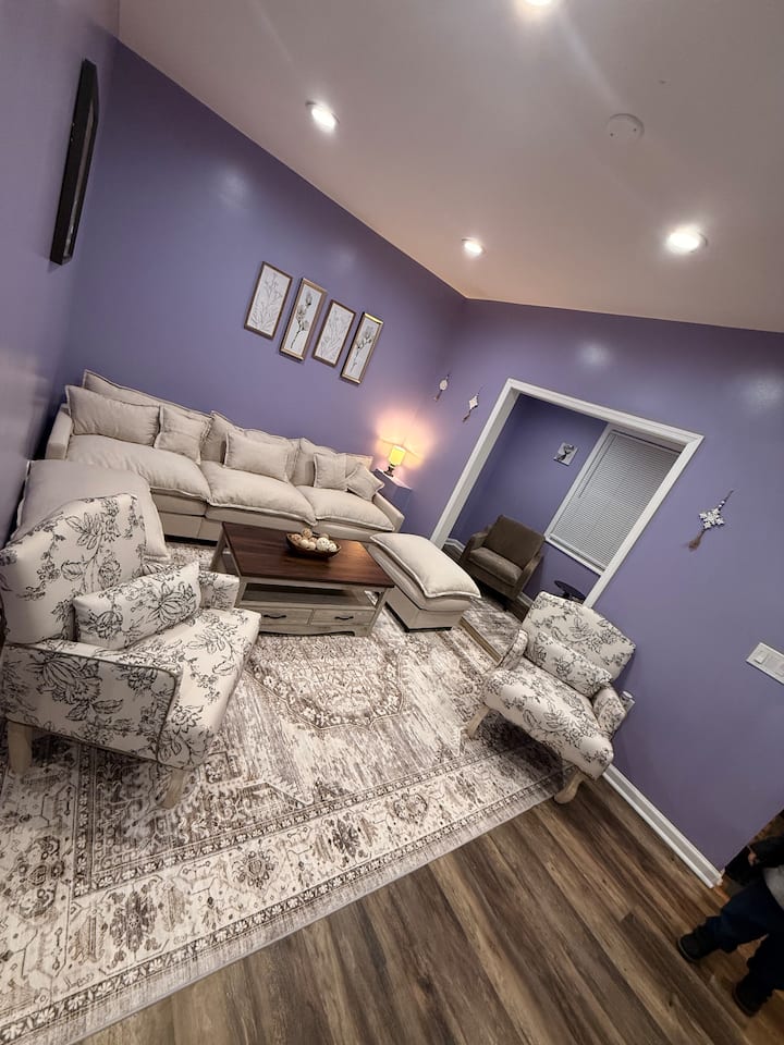 Prime Location: Airport • Train • Shopping - Elizabeth