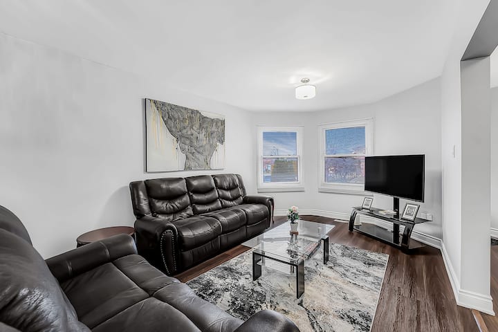 Cozy 4 Bedroom Home For 8 With Driveway Parking - Brampton