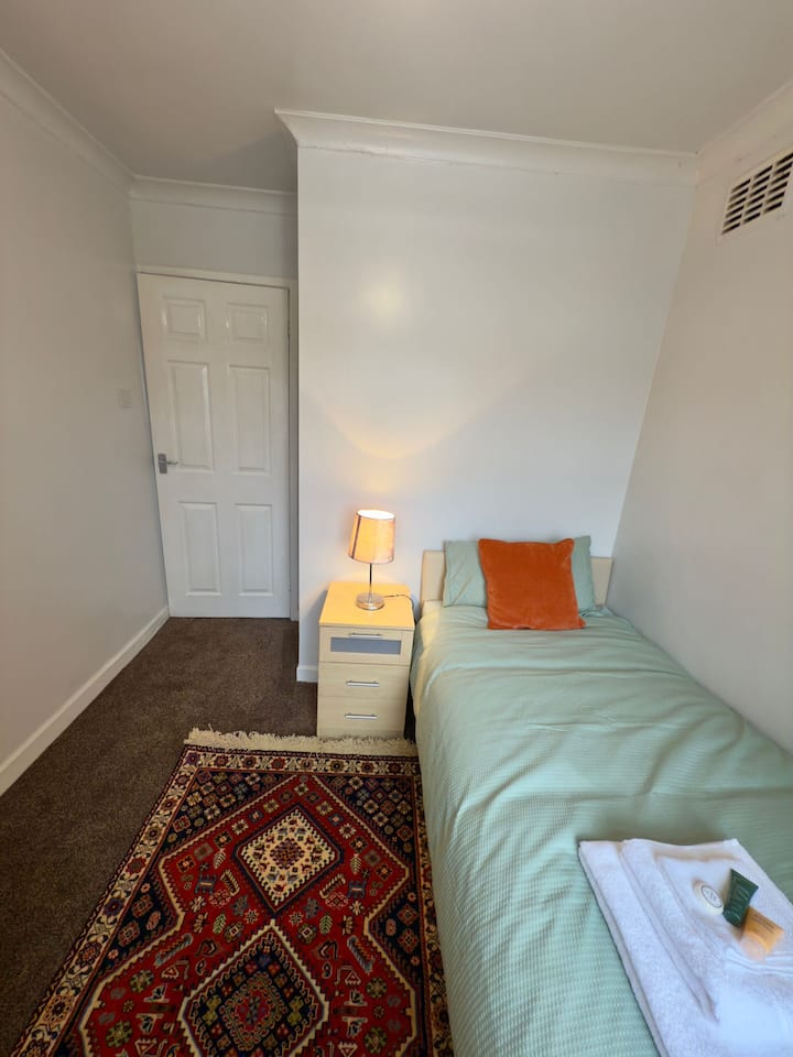 Cosy Single Room With Study Table. - Newcastle upon Tyne