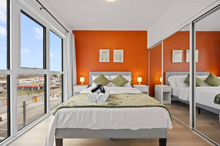 1 Bed + 1 Den ~1 Parking ~Condo ~Square One Mall - Brampton