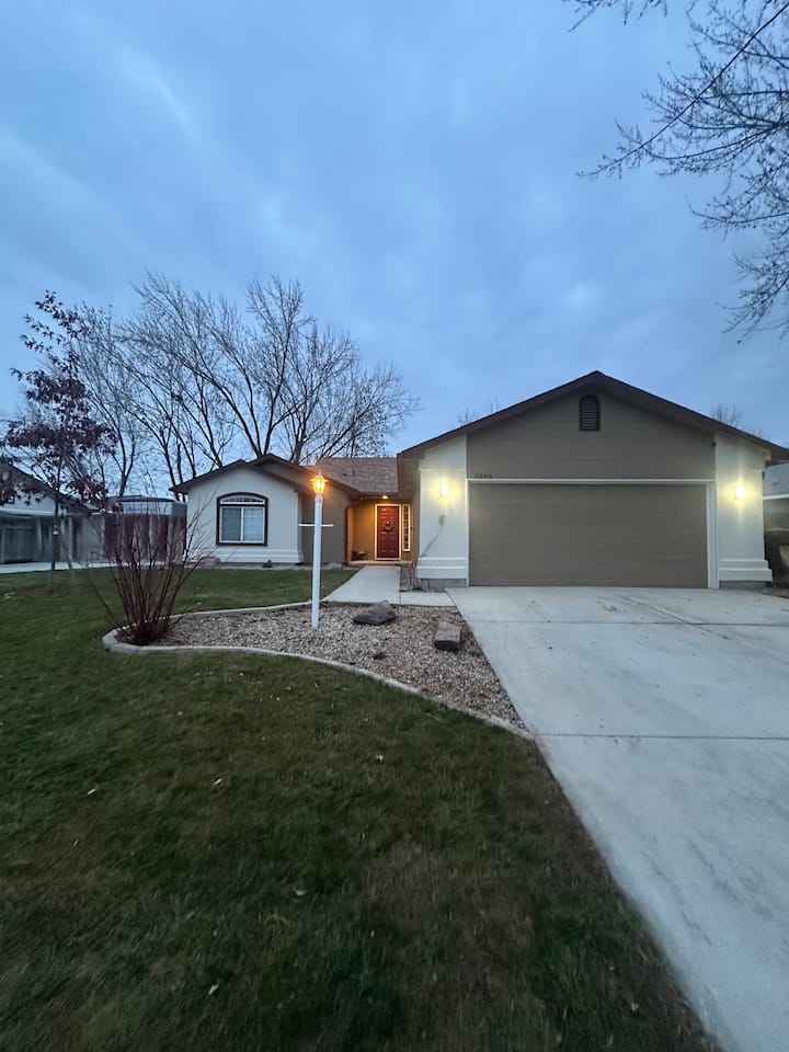 Enjoy This Home, Short Walk To Shopping & Dinning! - Meridian, ID