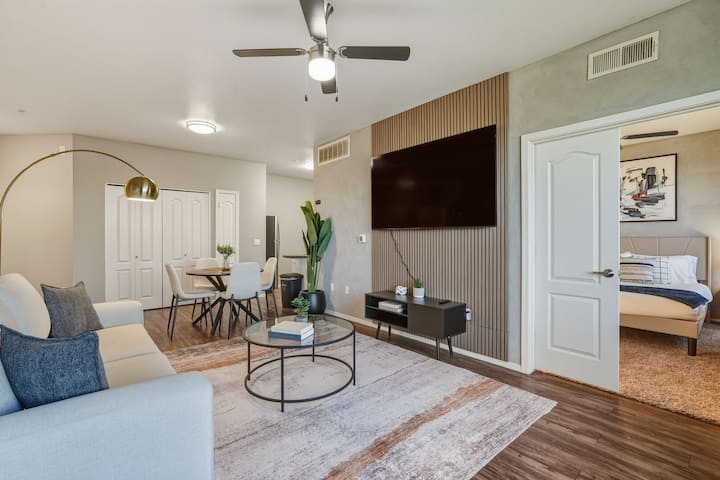 Cozy 2br/2ba Retreat • Pool • Gym • Free Parking - Musical Instrument Museum