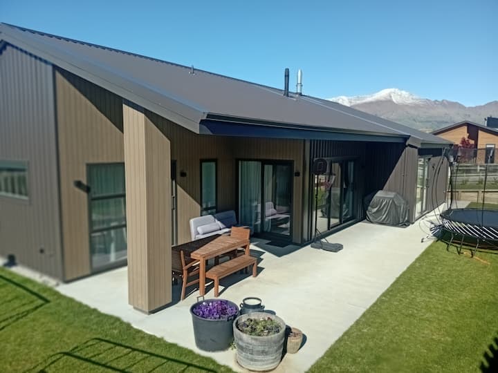 Modern Northlake Home With Mountain Views - Wanaka