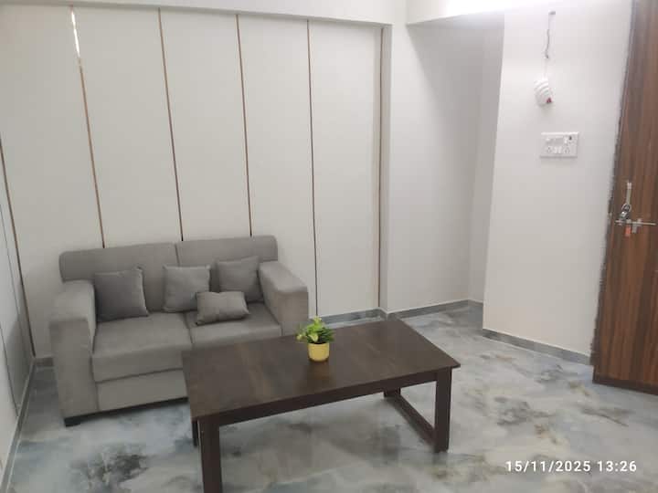 307,
Cozy 2bhk | Andheri West Station Close - Mumbai