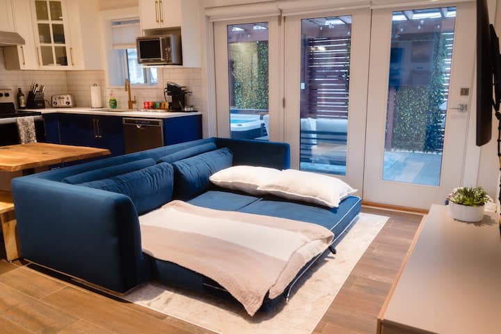 Blue Lagoon~ Hottub~outdoortv
~Bbq~babyfriendly - Vancouver