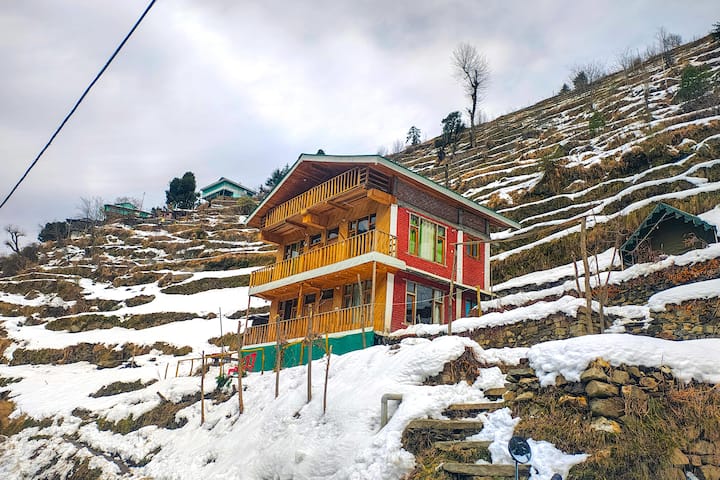 Hilltop Cottage | Pine Forest & Mountain Views - Jibhi