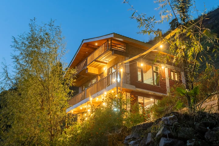Hilltop Cottage Shoja | Forest & Mountain Views - Jibhi