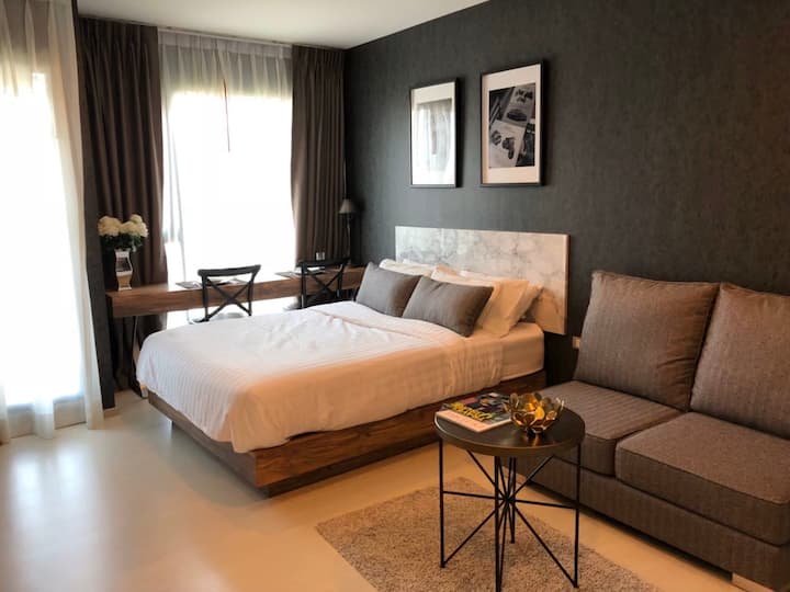 素坤逸市中心5分钟到bts时尚现代公寓/无边泳池/全视野健身房/桑拿房/智能电视/超棒城市夜景 - Bangkok