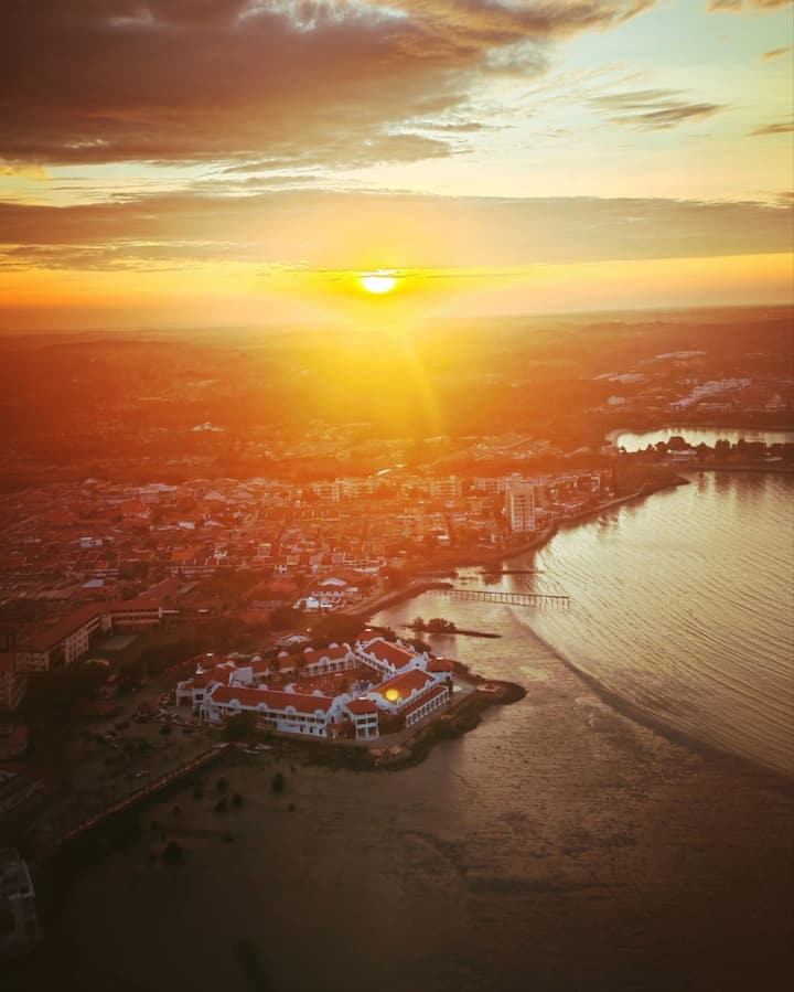 B711 Fully Seaview/netfix/couple Suite/日出全海景2-4pax - Malacca